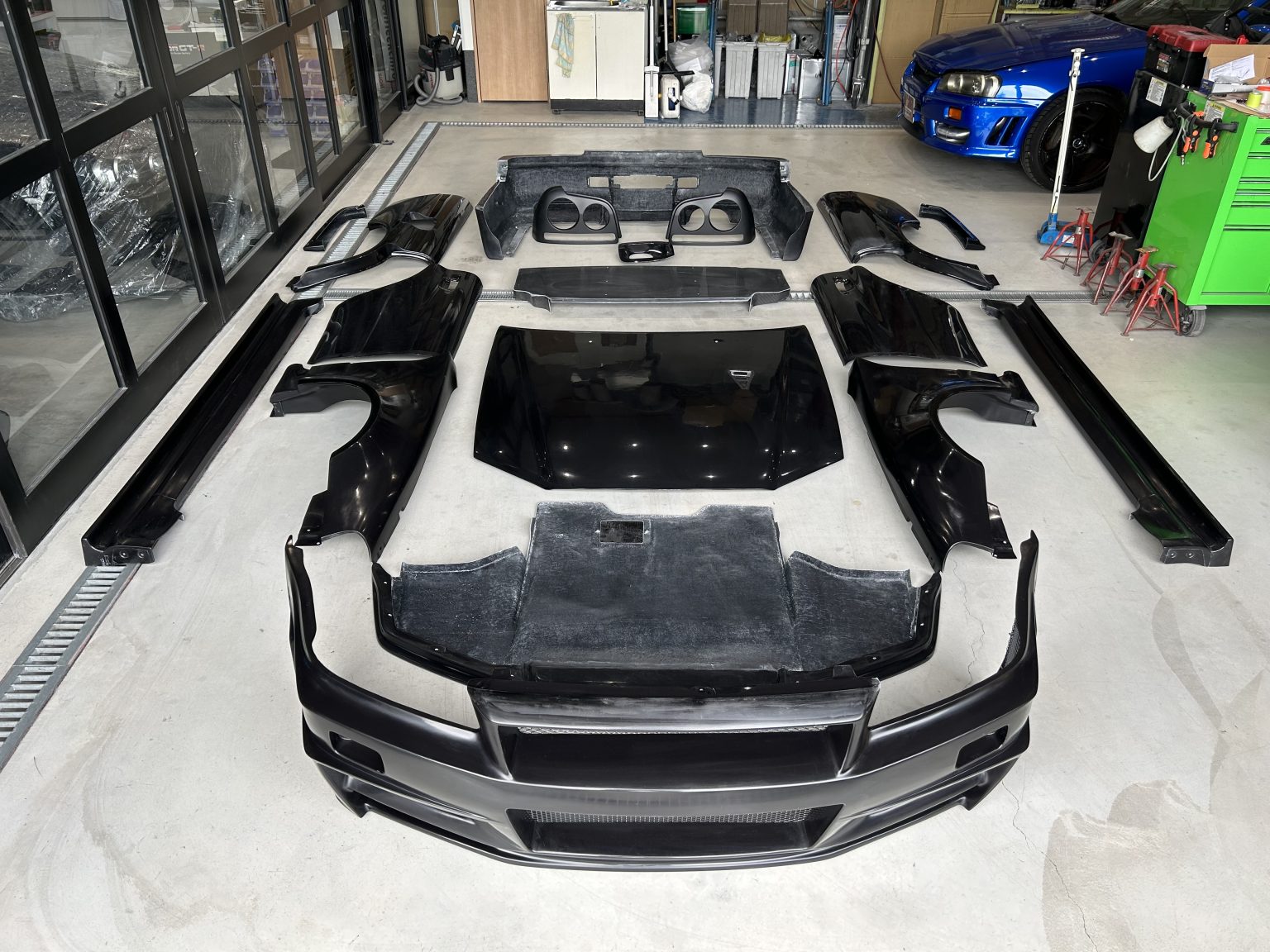 R34 4DOOR GT-R WIDE BODY FULL KIT 4ドア ワイドボディ フルキット - Okubo Factory